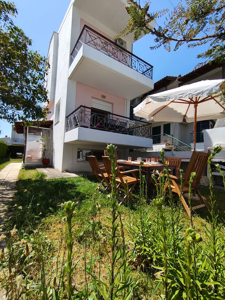 Villa Veta: Cozy Family 3 Room House, Nikiti Beach - Ситония