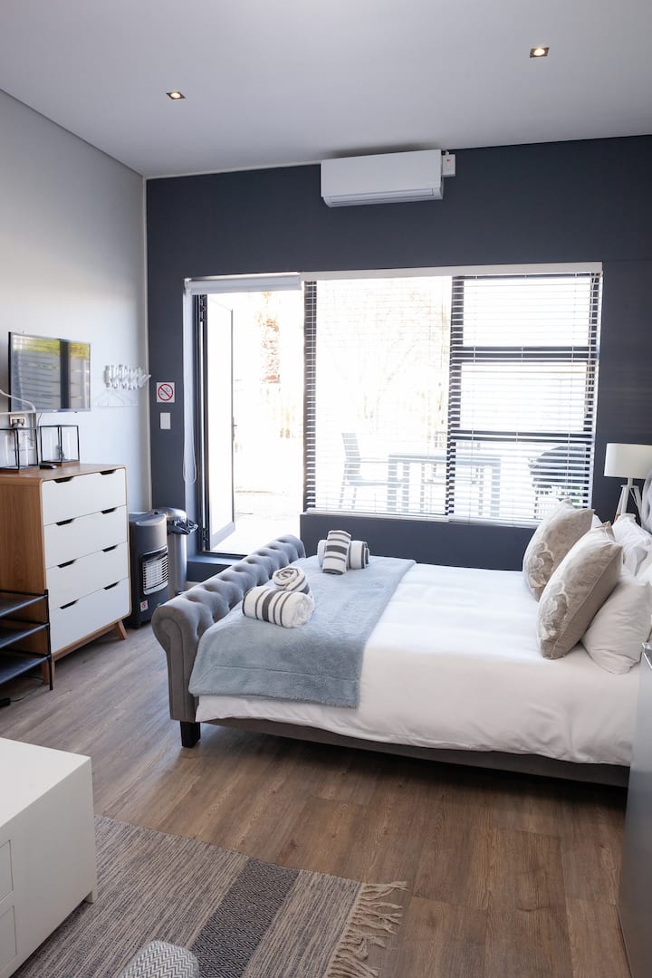 Private Studio Escape | Near Blouberg | 2 Sleeper - Parklands