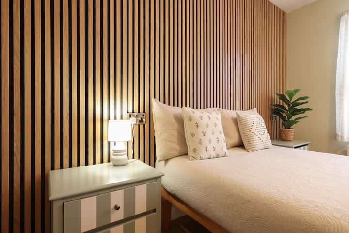 Modern Bespoke Room & Ensuite Bathroom | City - Leeds