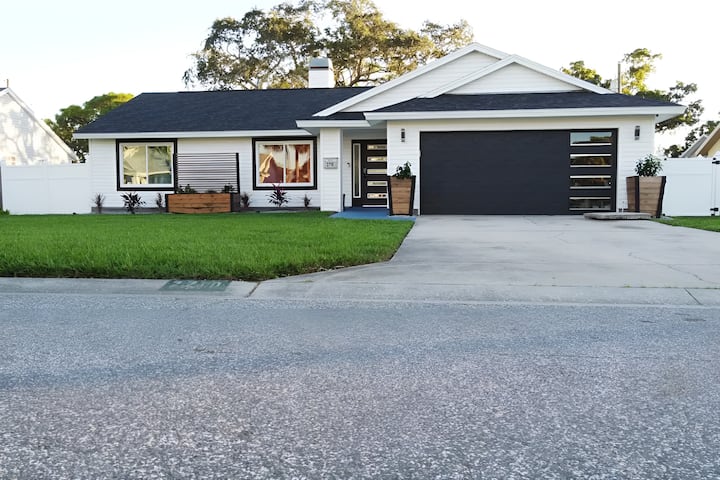 Stylish St Pete Escape: Near Beach & Downtown - St. Petersburg, FL