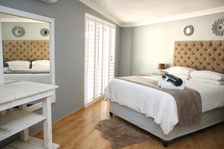Serene Living Apartment In East London - East London