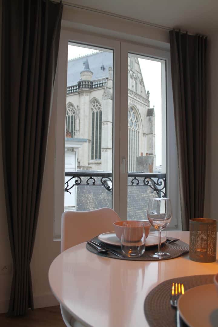 Iconic Cathedral View | City Apartment - Région Flamande