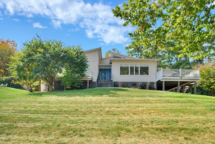 Hudson Valley Escape With Hot Tub & Stunning View - Beacon, NY