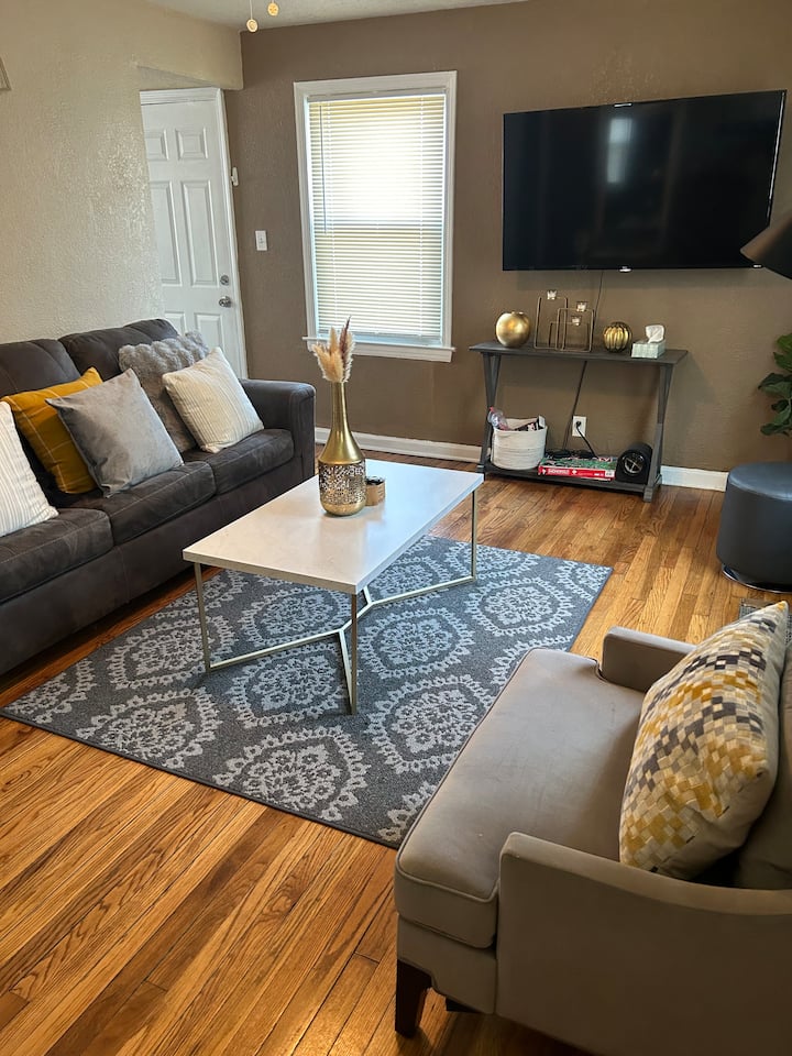 Downtown Bungalow In Beacon Hill Subdivision - Kansas City, MO