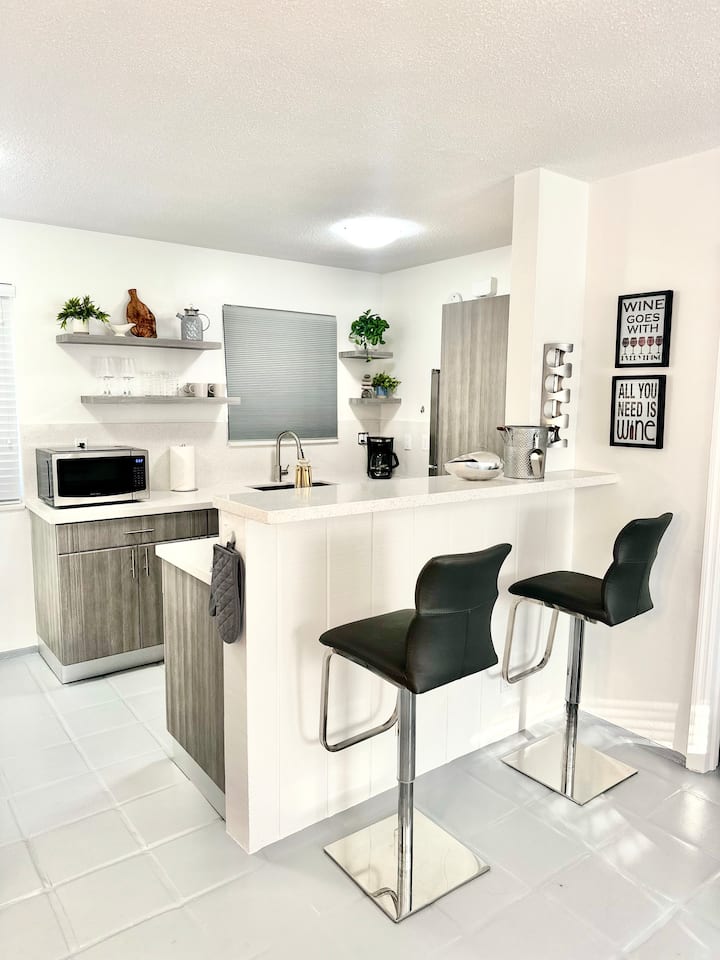 Modern 1br | Walk To Breweries | Near Beach - Margate, FL