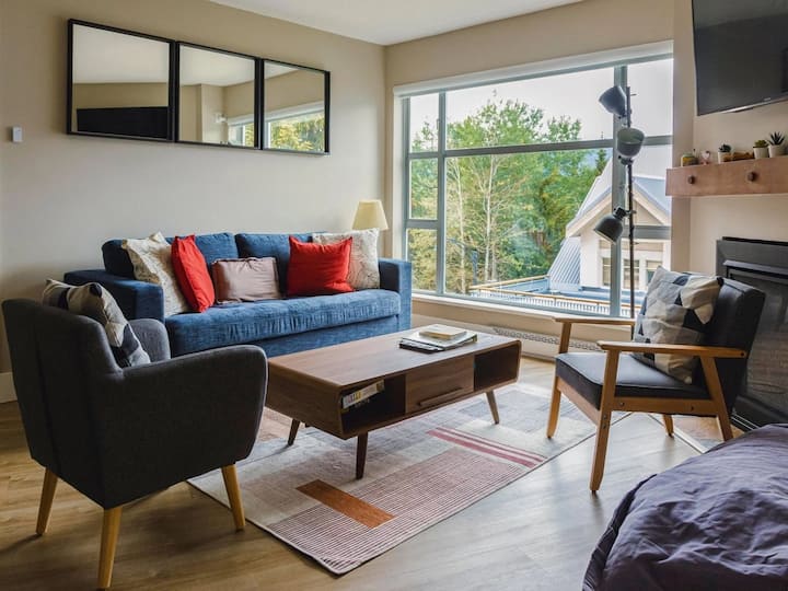 Spacious 2 Br/2 Bath In Village, Modern + Parking - Whistler