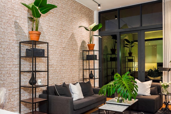 Modern Building, High Ceilings, Central Location. - Camps Bay