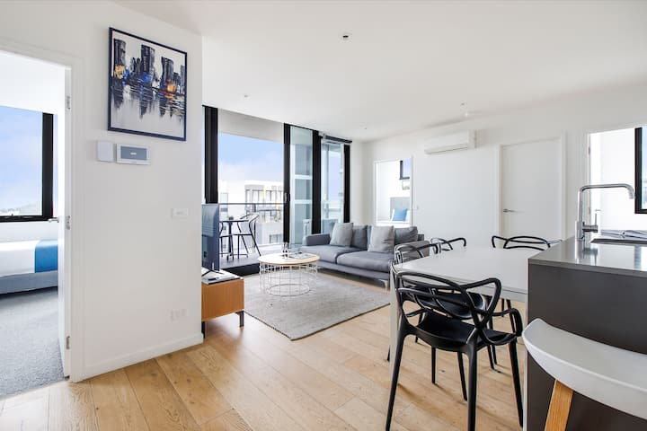 *Deluxe Suite* 3 Beds 2 Baths + Balcony W/ Parking - Melbourne