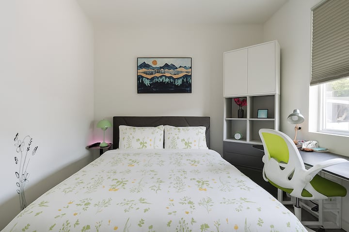 Minimalist | Private Entry | Easy Parking - Mercer Island, WA