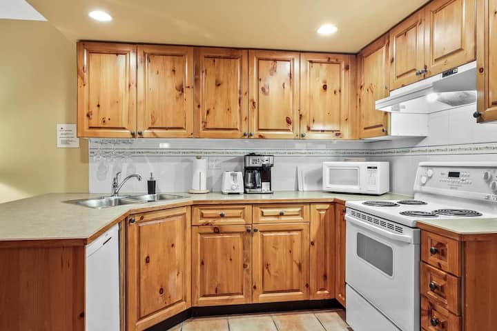 Timberline 20: Perfect Condo For A Couples Getaway - Sun Peaks