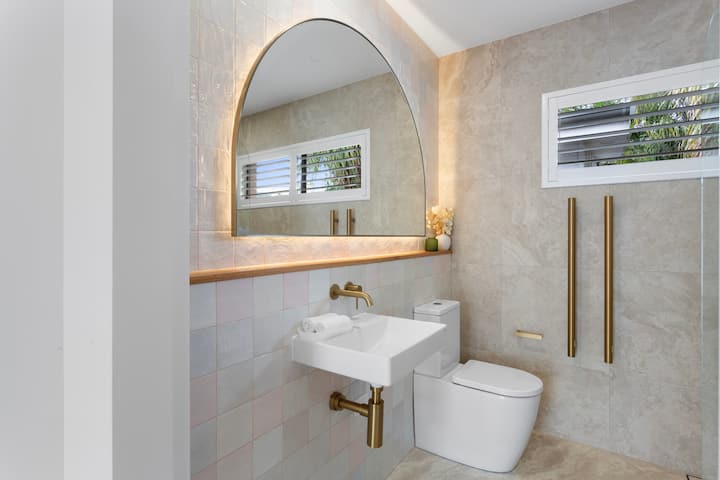 The Health Lodge Queen Room - Byron Bay