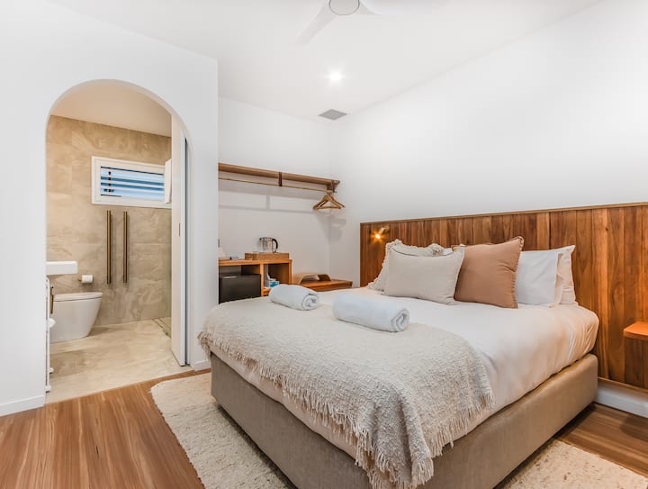 The Health Lodge Queen Room - Byron Bay