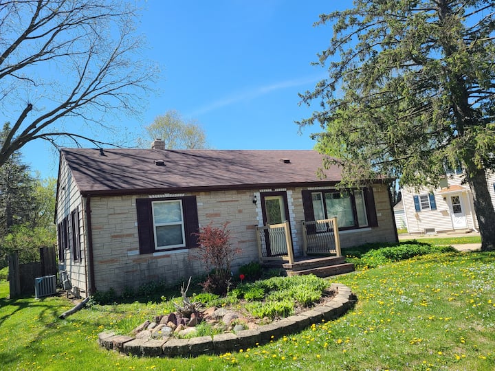 Apple Core Cottage
(29 Min Lambeau)
(29 Min Eaa) - Greenville, WI