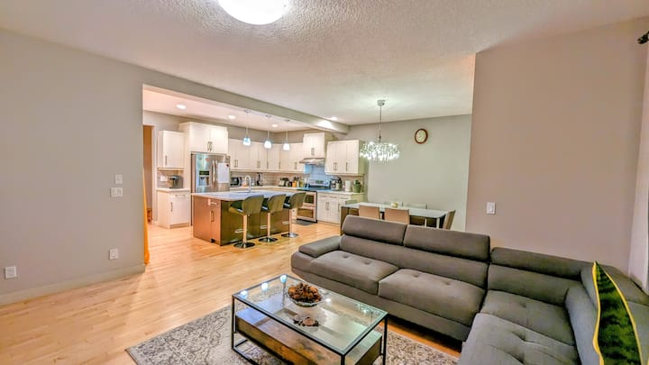 Luxurious With Firepit, Bbq, K/garden, Workspace - Cochrane