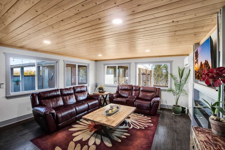 Hot Tub, 1 Acre 
3 Mi To Jt Gate
House + Casita - Twentynine Palms, CA