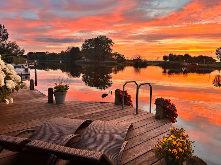 Honeymoon Island: B&b Incl. Rivercruise & Sauna - Naarden