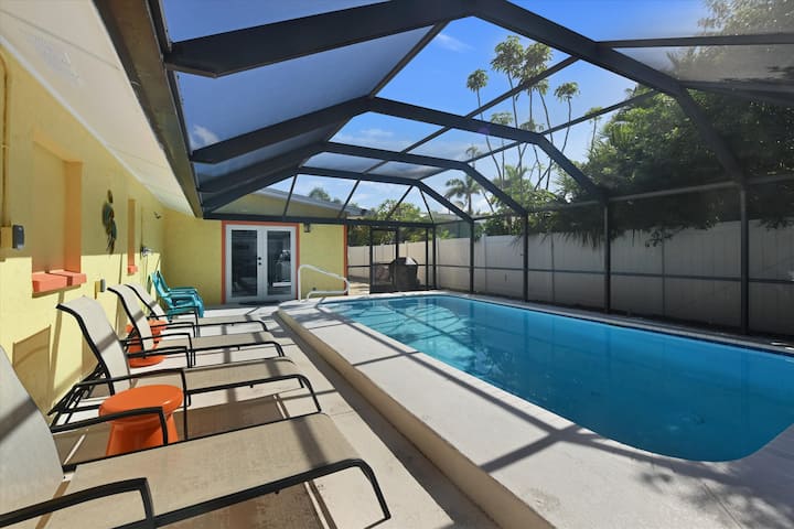 Sunny Mid Island Beautifully Remodeled Home - Fort Myers Beach, FL