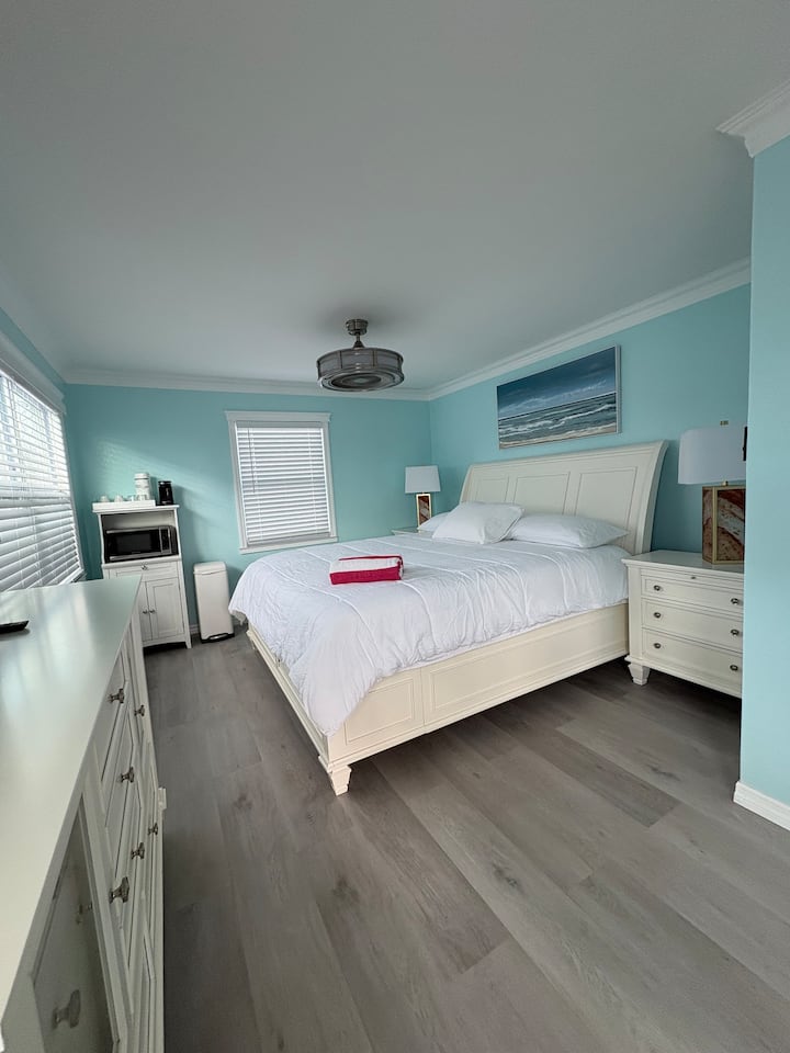 Flamingo Inn 103 -Superior King Beachside Retreat - Fort Myers Beach, FL