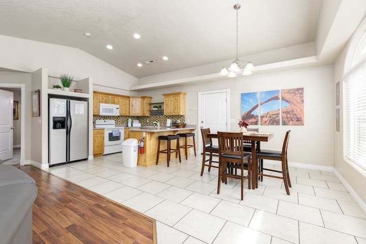 Coral Cliffs 
2 Bedroom/2 Bath Cozy Home Near Zion - La Verkin, UT