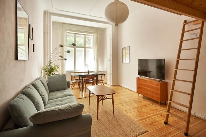 Spacious & Beautiful 2 Room Near Tempelhofer Feld - Berlin