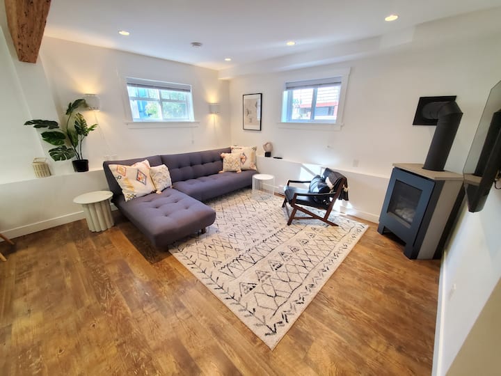 2 Bdrm Charmer - Central Location - Free Parking - North Vancouver
