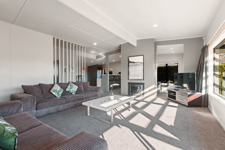 Scenic Stay: Front-row Lake & Mountain Views - ワナカ