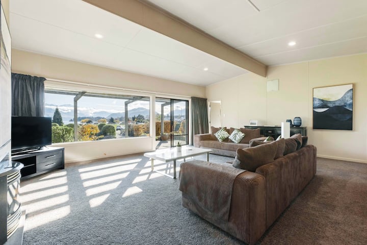 Scenic Stay: Front-row Lake & Mountain Views - Wanaka
