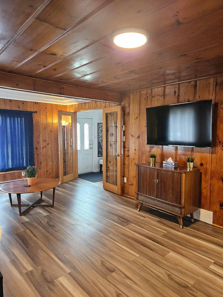 Maison Joly | 5 Br Home W/ Pool |Office |Sleeps 10 - Montreal