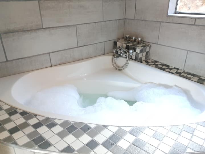 The Crooked Forest: Luxury Spa-bath Room # - Pretoria (South Africa)