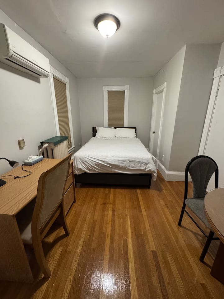 Nice, Quiet Downtown/parking/rail Station Apt 1 - Framingham, MA