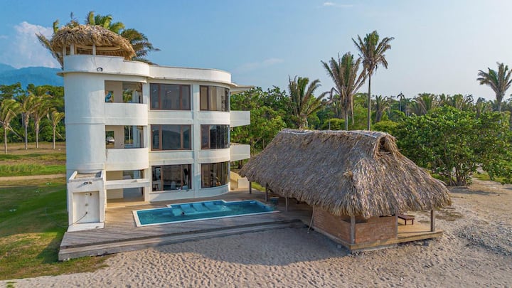 Beach Front Villa With Pool, Sleeps 6 (Up To 18) - El Porvenir