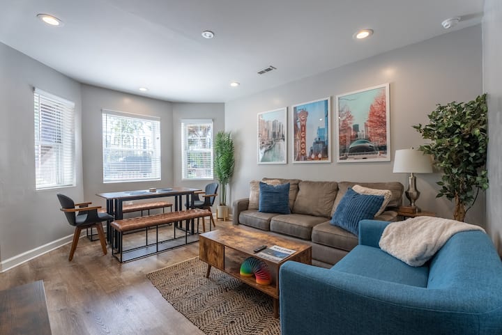 Cozy Family 3br Oasis: Park, Private Yard, & Bbq! - Chicago, IL