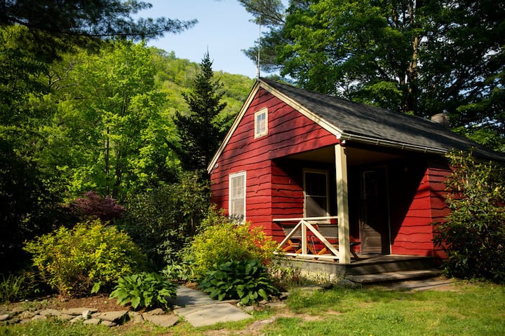 Private One Bedroom Cottage - Phoenicia, NY