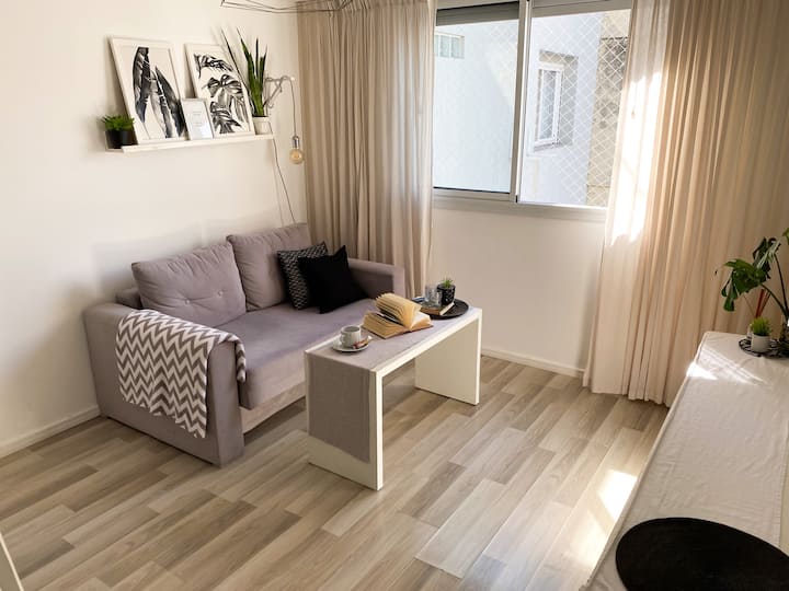 Del Volga • A Metros Del Monumento A La Bandera - Rosario