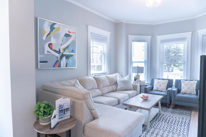 Modern & Spacious 4 Bedroom Single Family Home - Rutland, MA