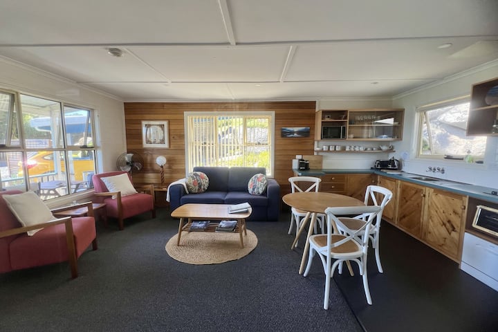 Binalong Beach Cottage  Beachfront With King Bed - Tasmania