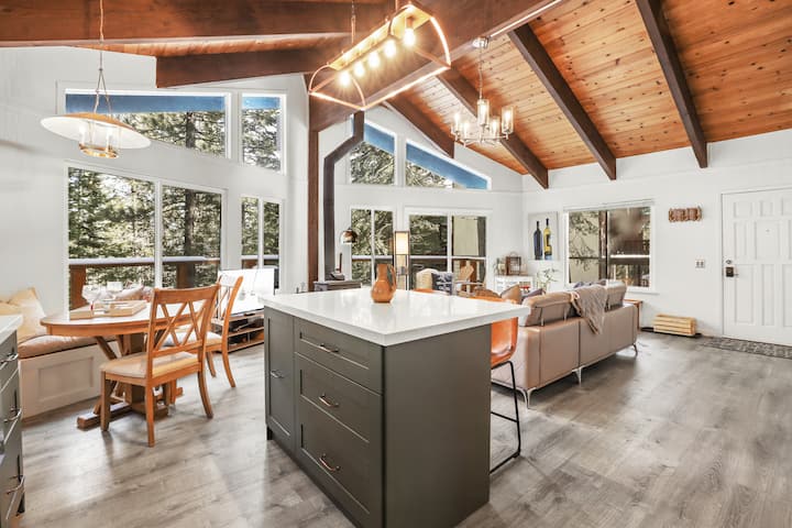 Newly Renovated! 2br, Big Window Views, Dogs Ok - Donner Lake, CA