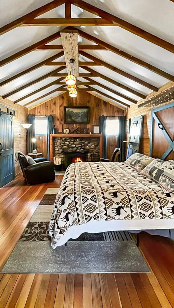 Luxurious Historic Cabin By The River - Estes Park, CO