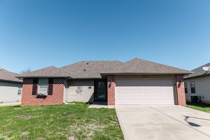Convenient 3 Br Home Near Springfield Major Sights - Springfield, MO