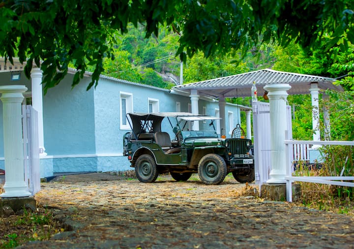 Bungalow With Private Waterfall Entry - Marayoor