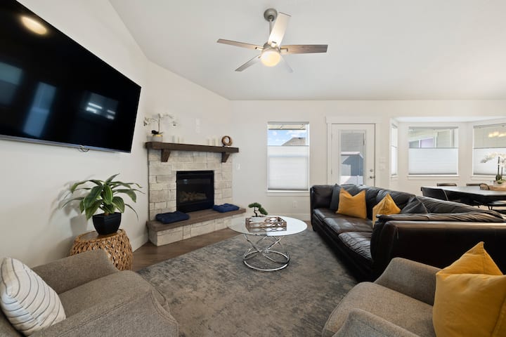 *Clean*  Private, Luxurious, Modern Family Home - West Valley City, UT