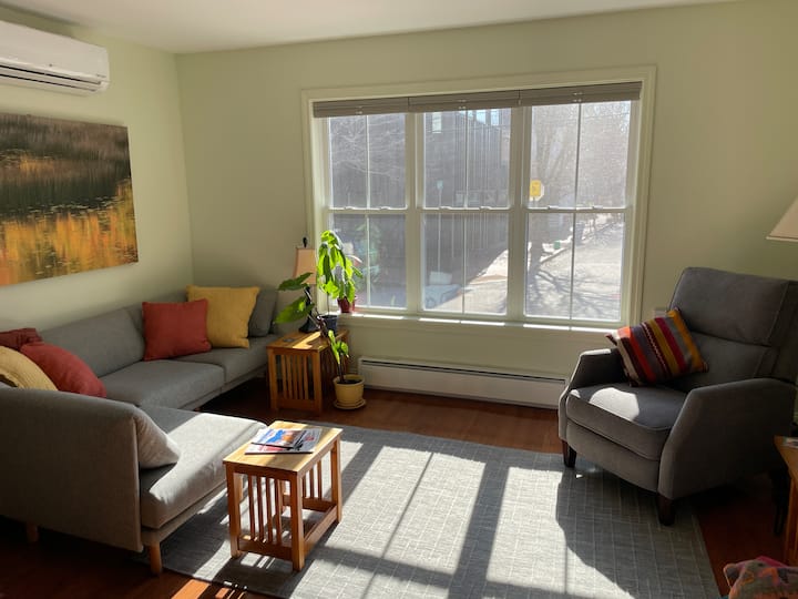 Charming, Newly Remodeled Space Atop Munjoy Hill. - South Beach, Long Island