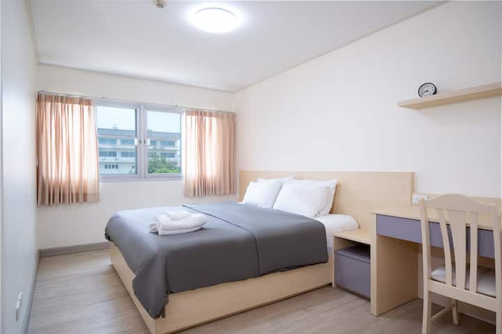 Modern 2 Br Near Asok/emporium + Pool & Parking - Bangkok