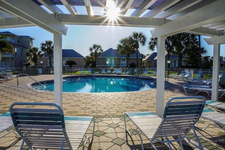 Private Beach! Ground Floor Condo & Beach Service - Miramar Beach, FL