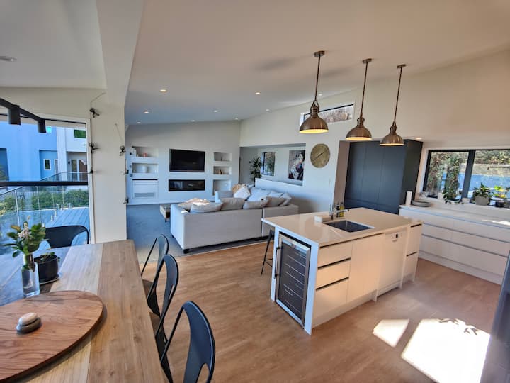 Sea Views In Lovely Beach Side Area - Porirua