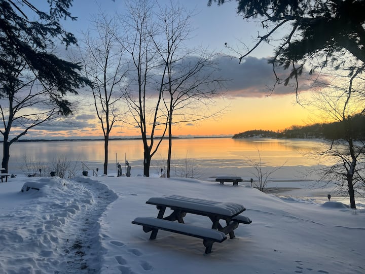 Waterfront Cottage Close To Downtown Kingston. - Kingston