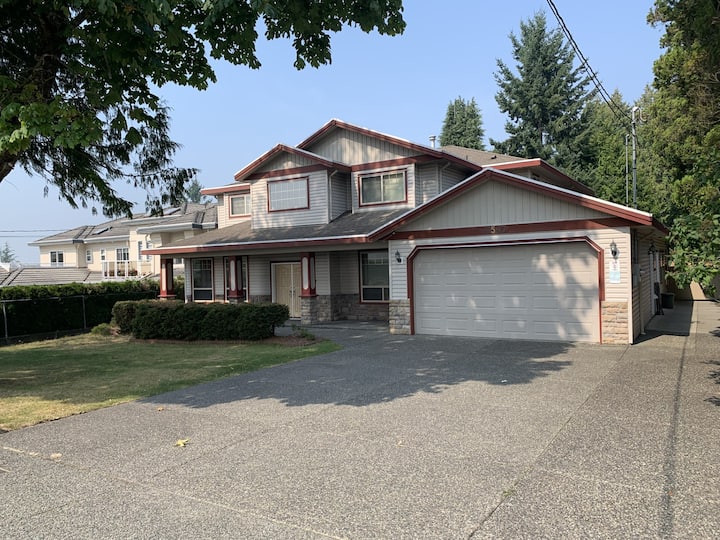 2br With Separate Entrance Located Near Amenities - Surrey