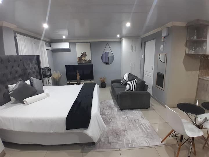 54 Malcolm Bachelor Room - Durban