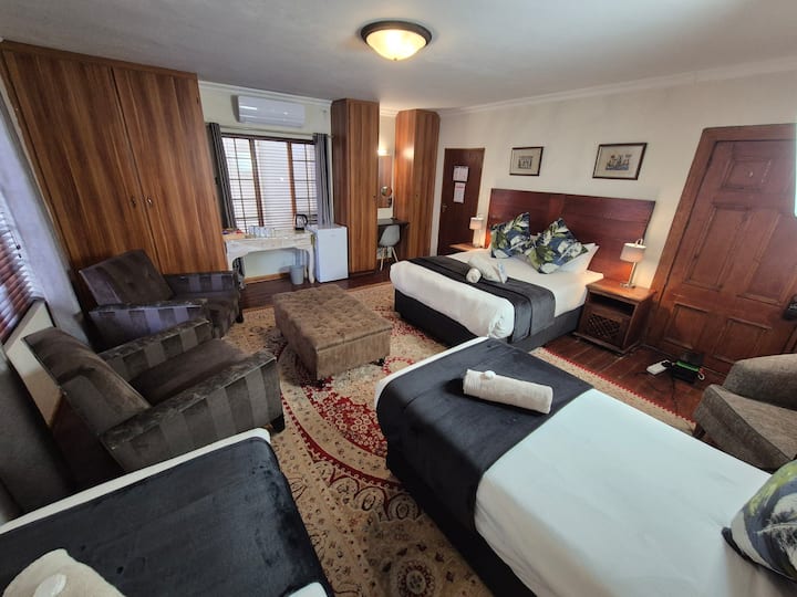 The Oak Potch - Queen And Single - Potchefstroom