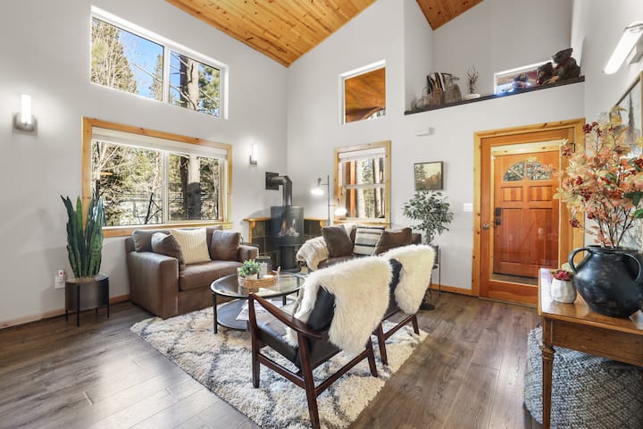 Modern Tahoe Getaway. Minutes To Everything. - 特拉基